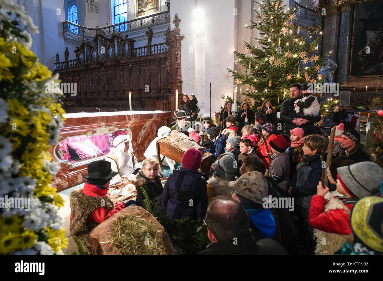 Weingarten, Germany. 24th Dec, 2017. Around 20 children reenact the ...