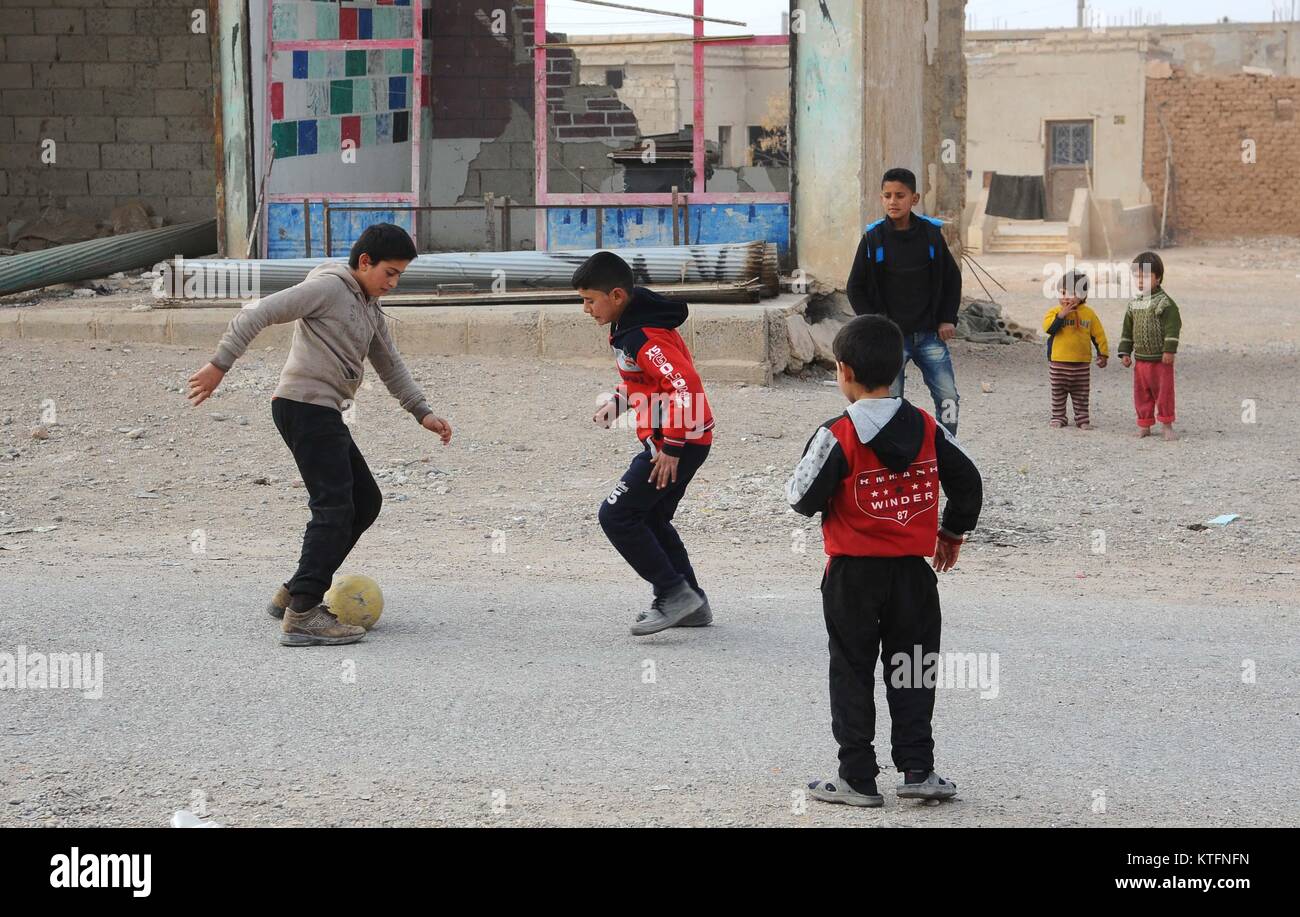 Raqqa, Syria. 23rd Dec, 2017. Children play in the town of Dibsi Afnan ...