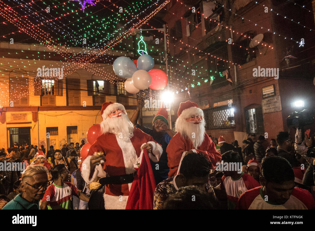 Kolkata, India. 24th Dec, 2017. Indian people celebrate on Christmas ...
