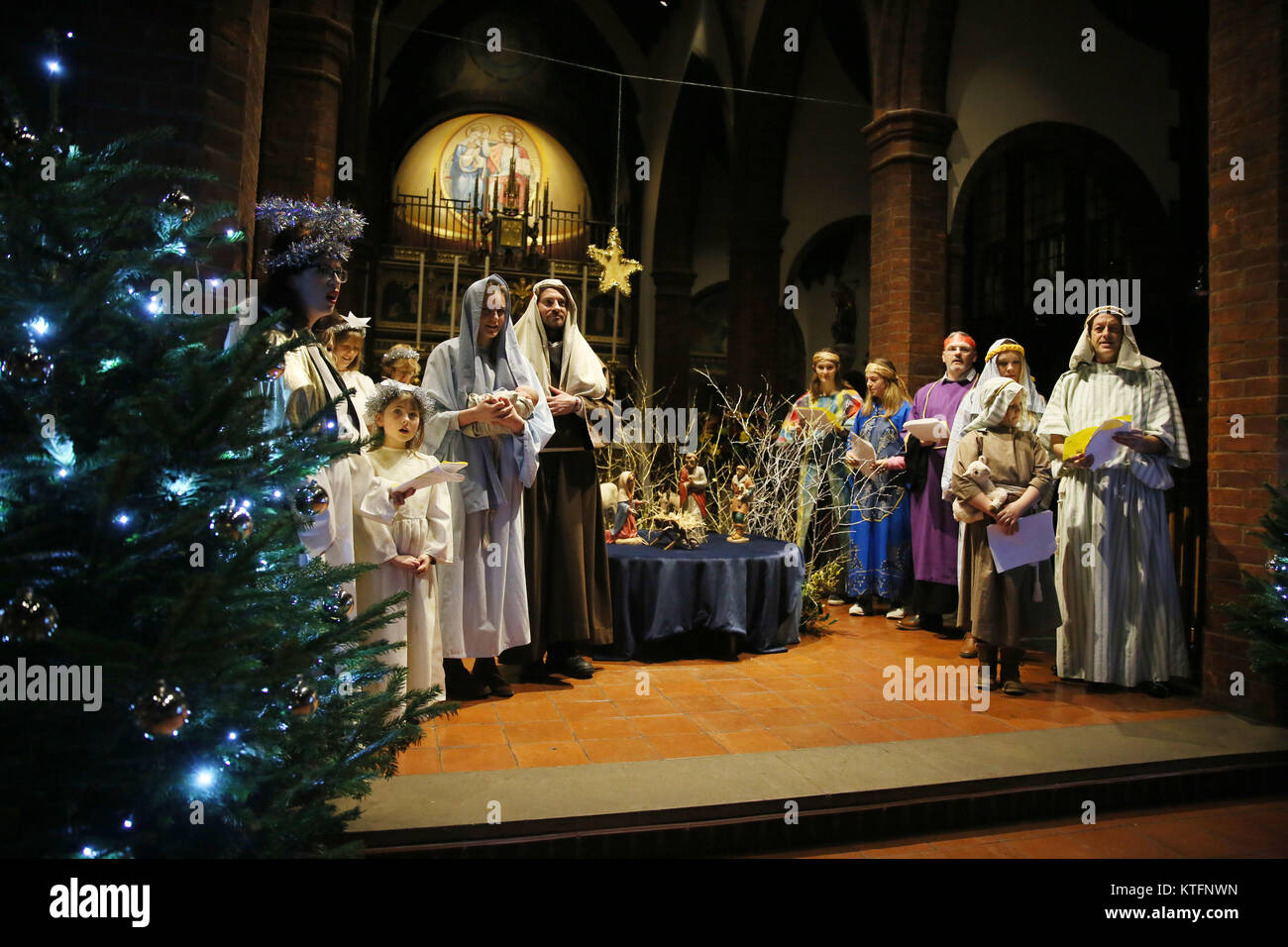 Norfolk, UK. 24th Dec, 2017. The nativity scene is acted out in front ...