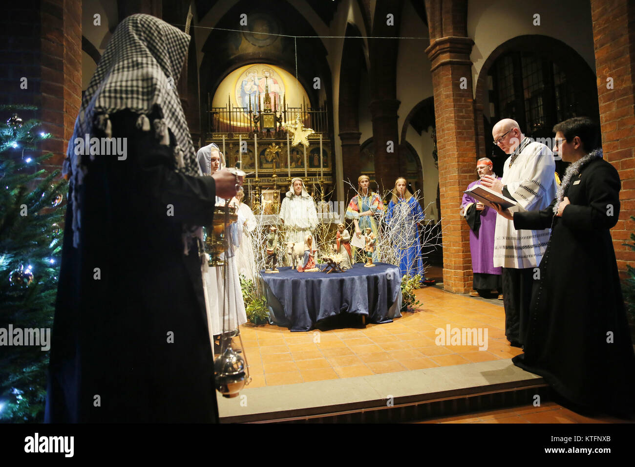 Norfolk, UK. 24th Dec, 2017. The nativity scene is blessed during a ...