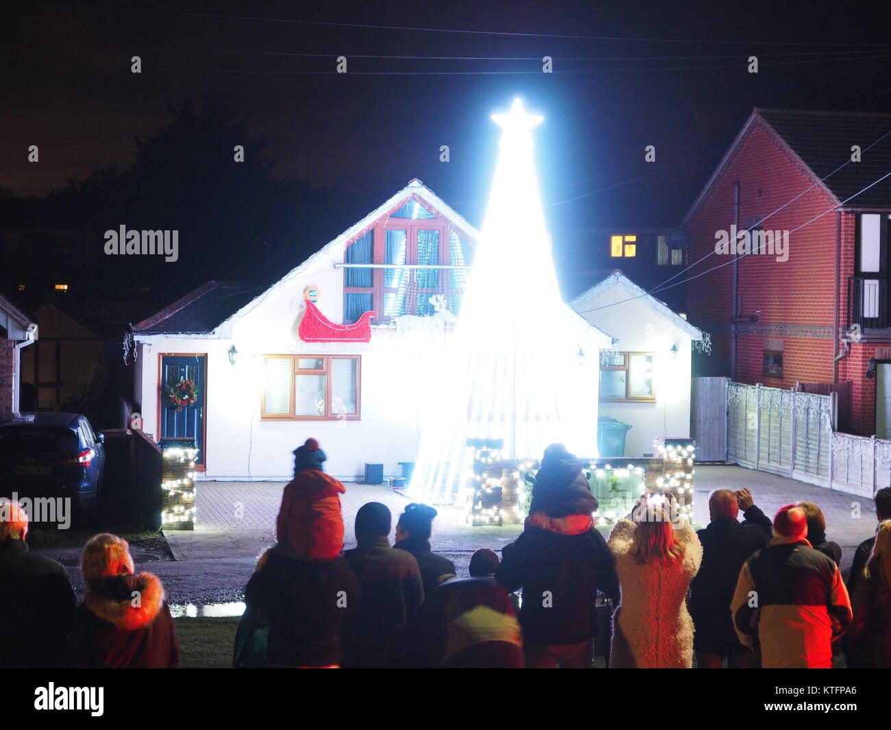 Warden Bay, Kent, UK. 24th Dec, 2017. A house in Warden Bay puts on a ...