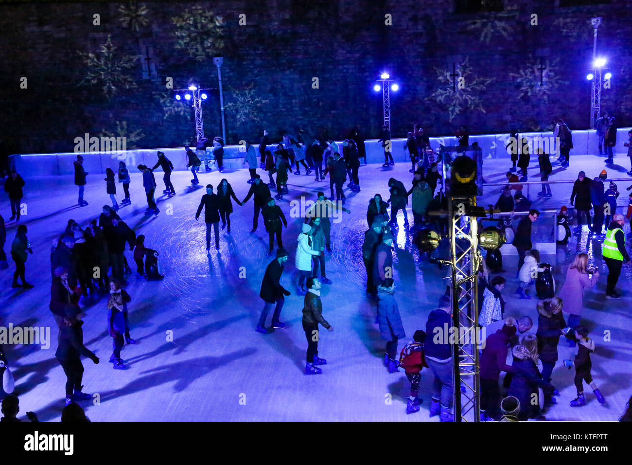 London, UK. 24th Dec, 2017. People ice skating in Tower Bridge skating ...