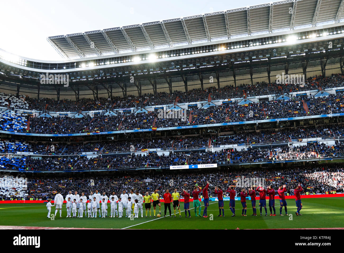 Madrid, Spain. Credit: D. 23rd Dec, 2017. Two team group line-up ...
