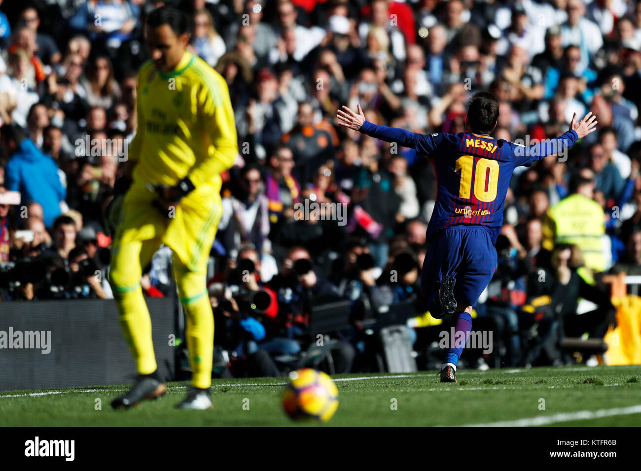 Madrid, Spain. Credit: D. 23rd Dec, 2017. Keylor Navas (Real), Lionel ...