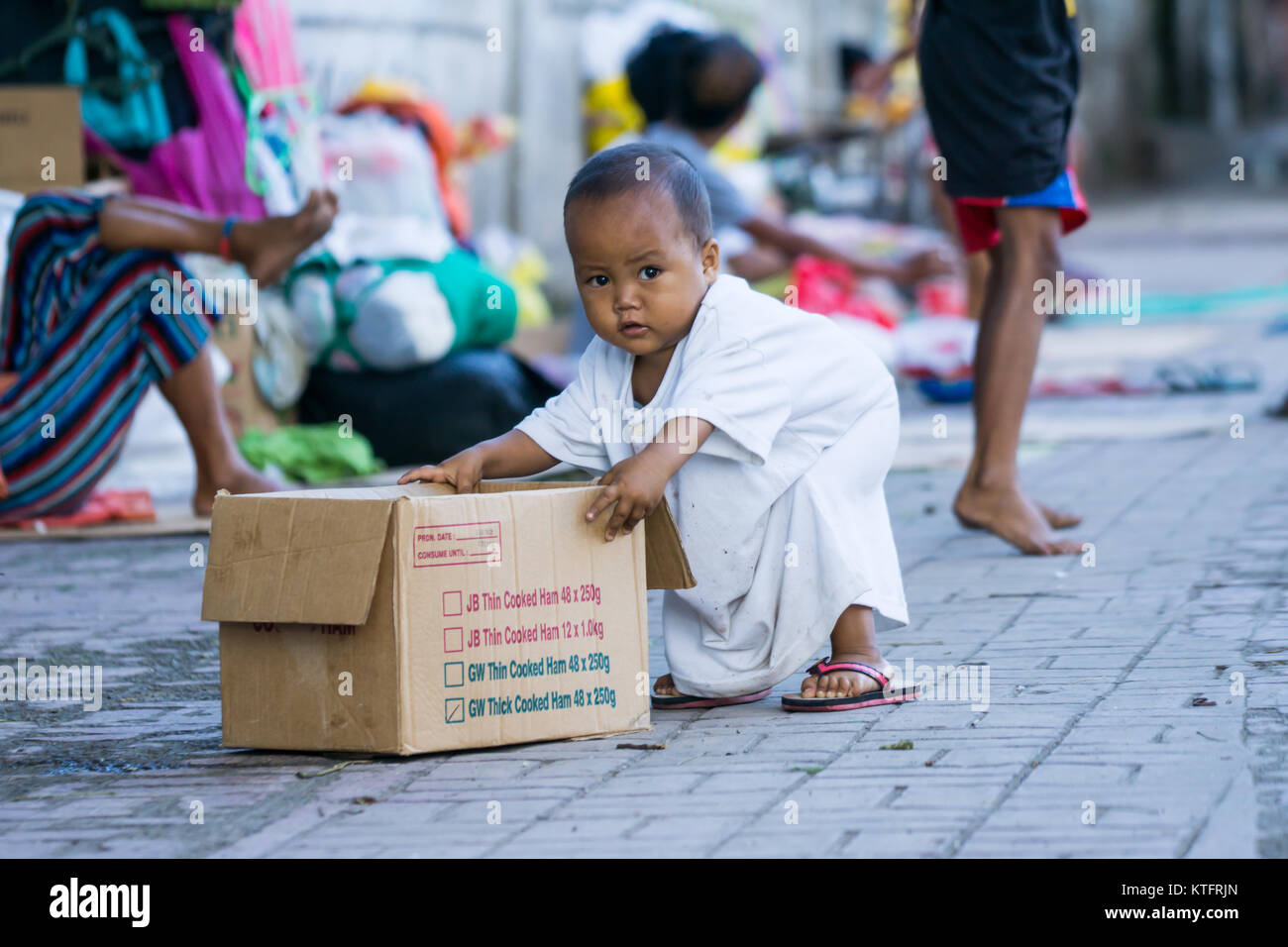 Cebu City, Philippines. 25th Dec, 2017. A homeless child pushes a ...
