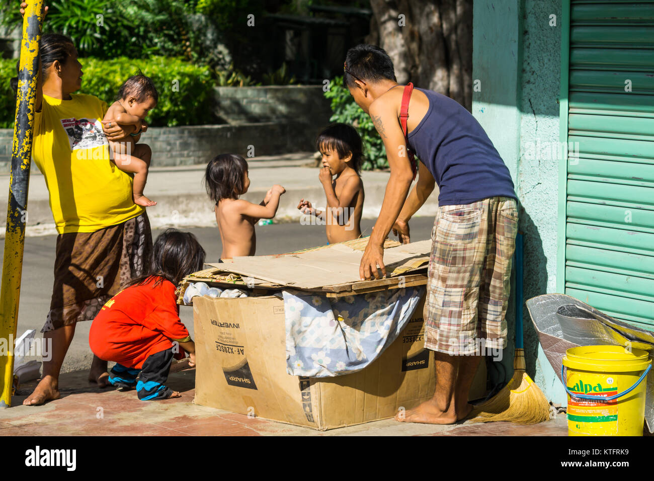 Cebu City, Philippines. 25th Dec, 2017. Homeless people along the ...