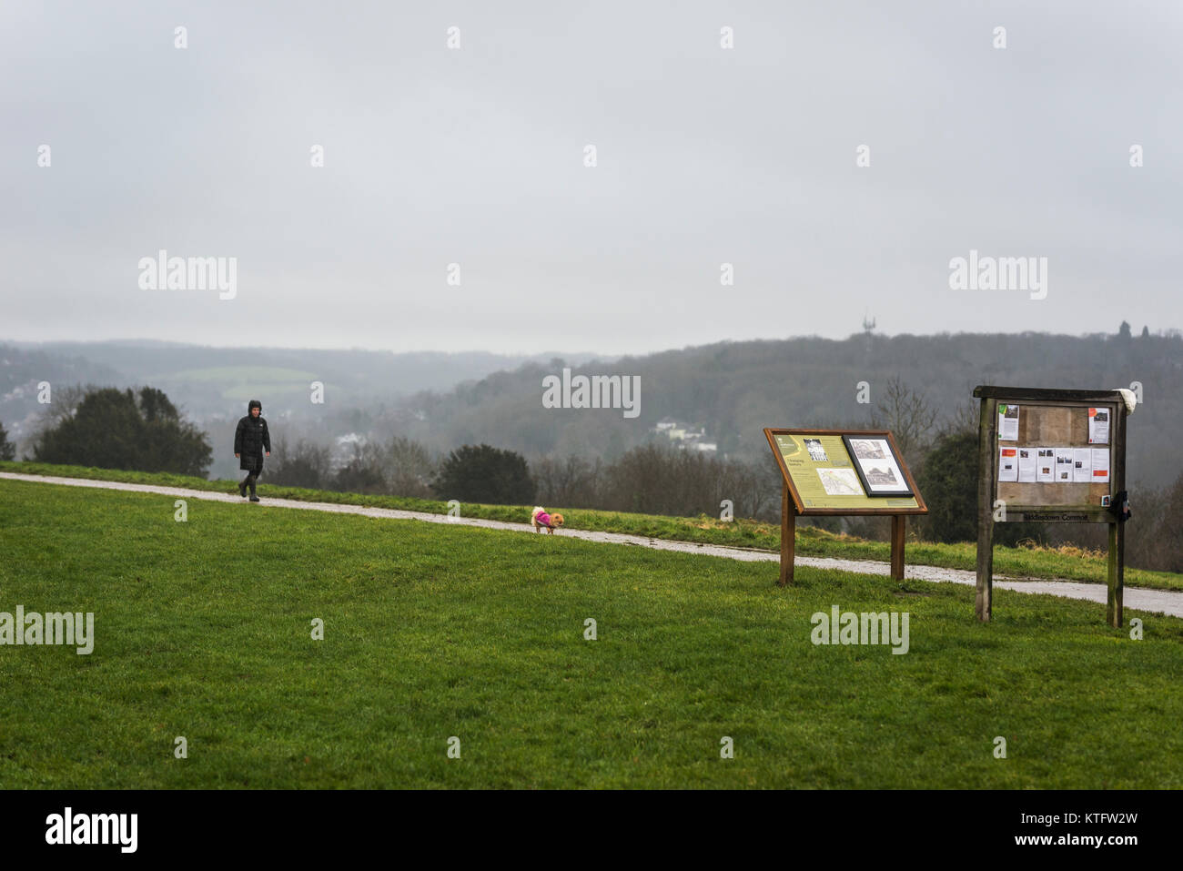 London, UK. 25th Dec, 2017. UK Weather. Early morning joggers and dog ...