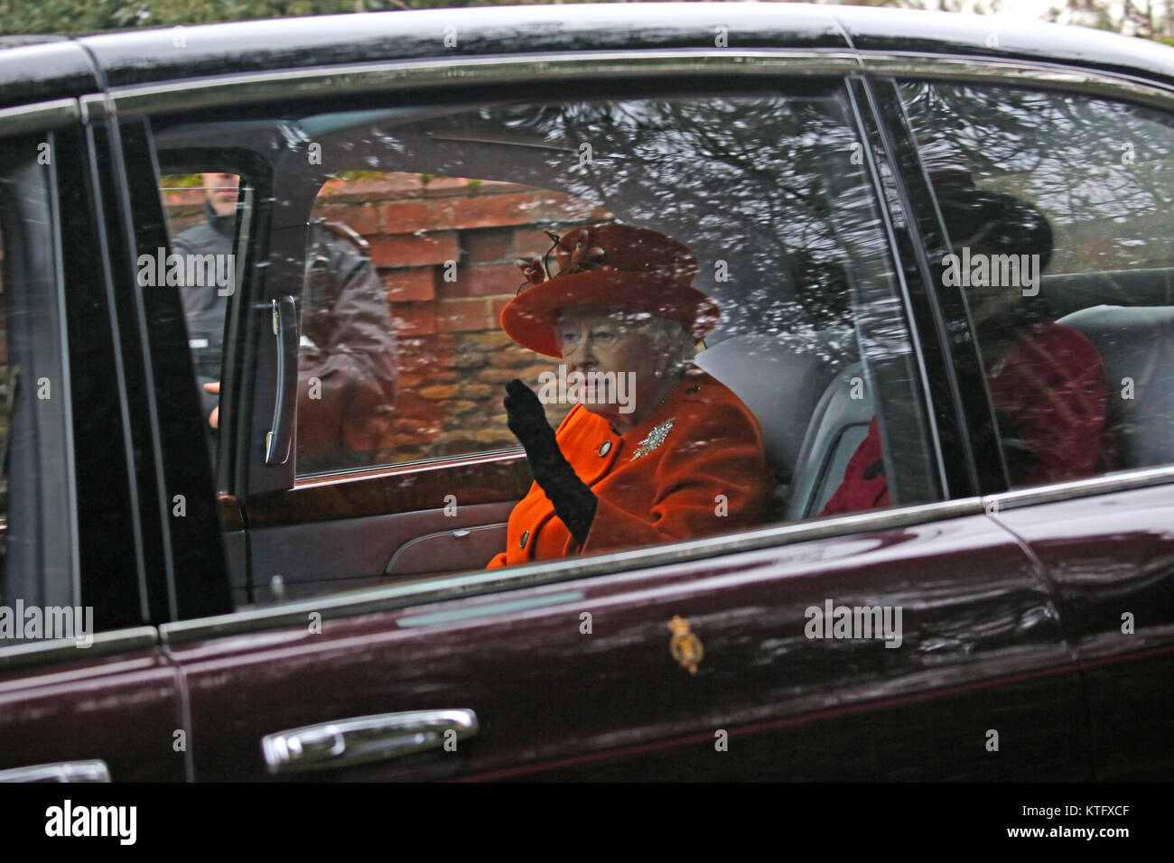 Sandringham, Norfolk, UK. 25th Dec, 2017. The Queen waves from her car ...
