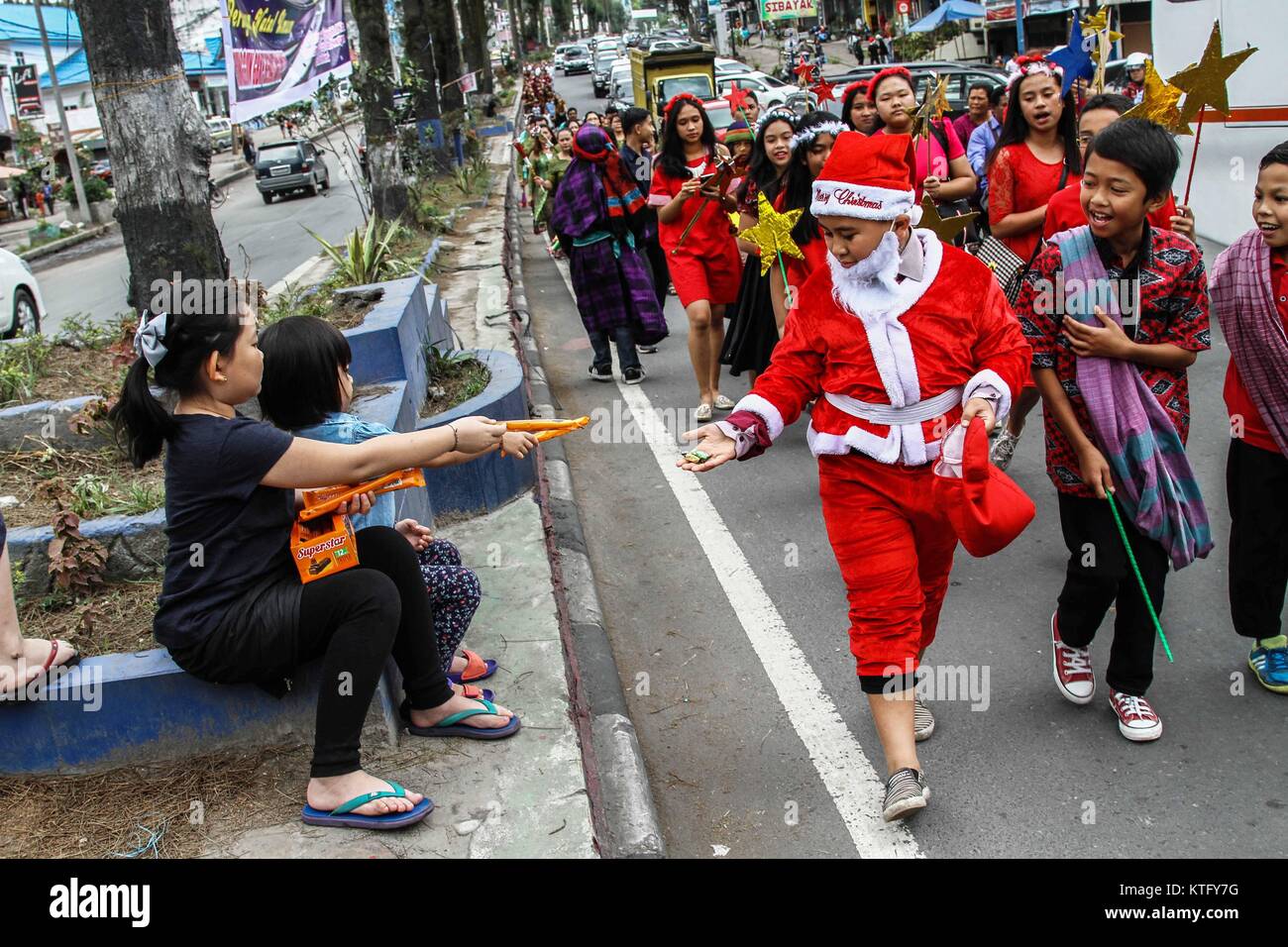 Karo, North Sumatra, Indonesia. 25th Dec, 2017. Indonesian young ...