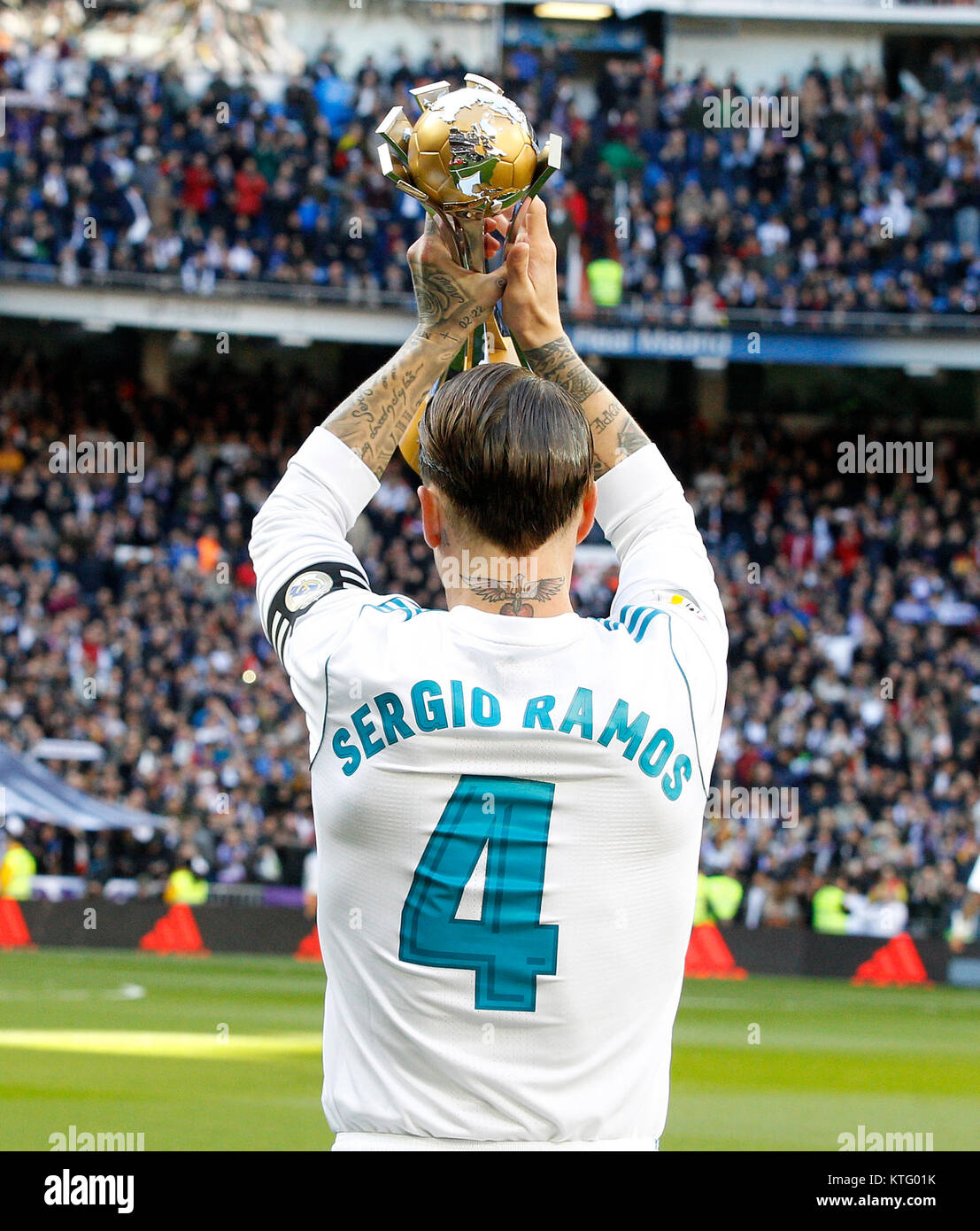 Soccer player Sergio Ramos teaches the public the trophy of the club ...