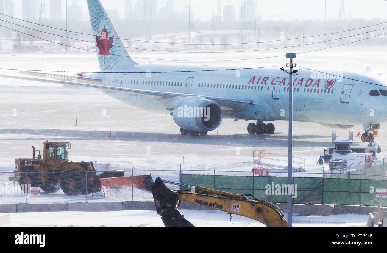 Toronto, Canada. 25th Dec, 2017. A snowplow clears the runway of ...