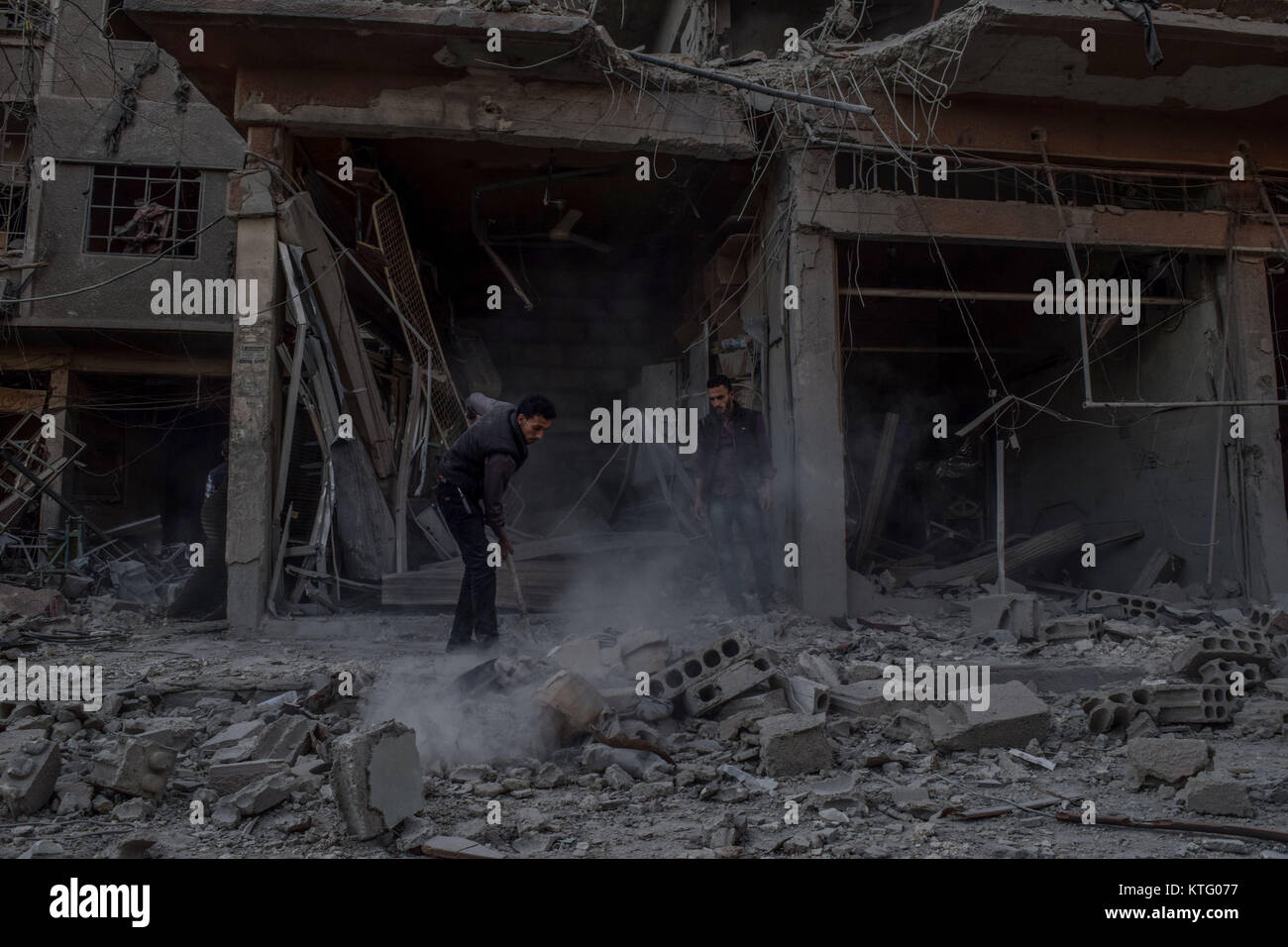 Douma, Damascus, Syria. 19th Dec, 2017. Local residents seen clearing ...