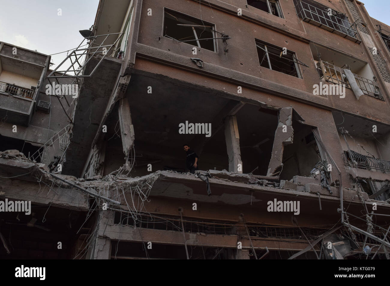 Douma, Damascus, Syria. 19th Dec, 2017. A residential building seen ...