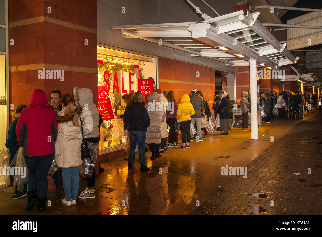 Start sale queue hi-res stock photography and images - Alamy