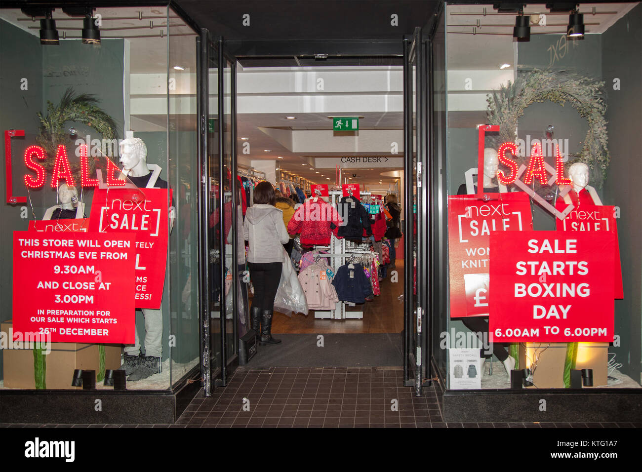 Next store queue sale hi-res stock photography and images - Alamy