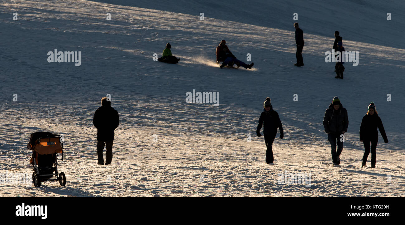 Horben, Germany. 25th Dec, 2017. People with sledges and walkers enjoy ...