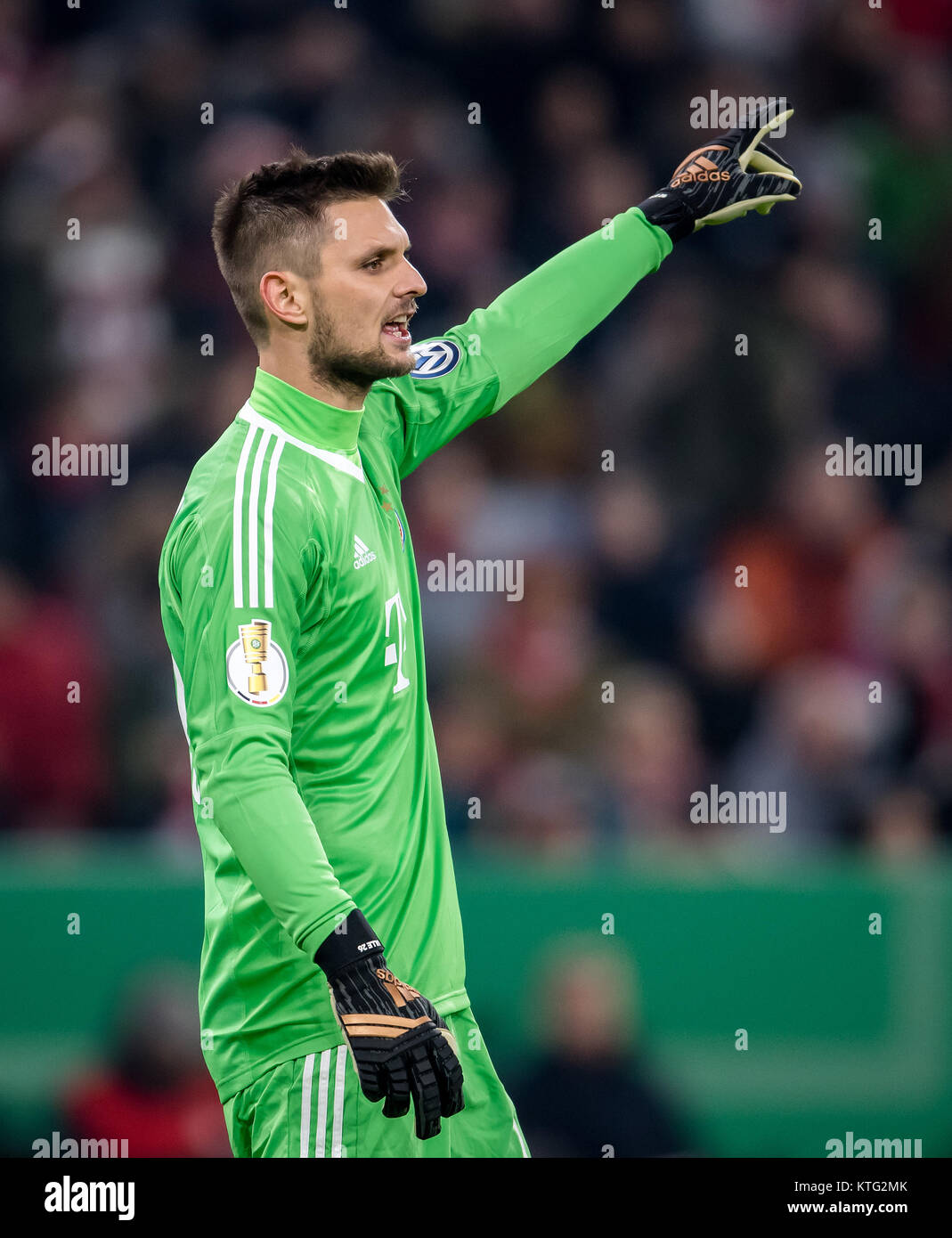 Munich, Germany. 20th Dec, 2017. Munich goalie Sven Ulreich pictured ...