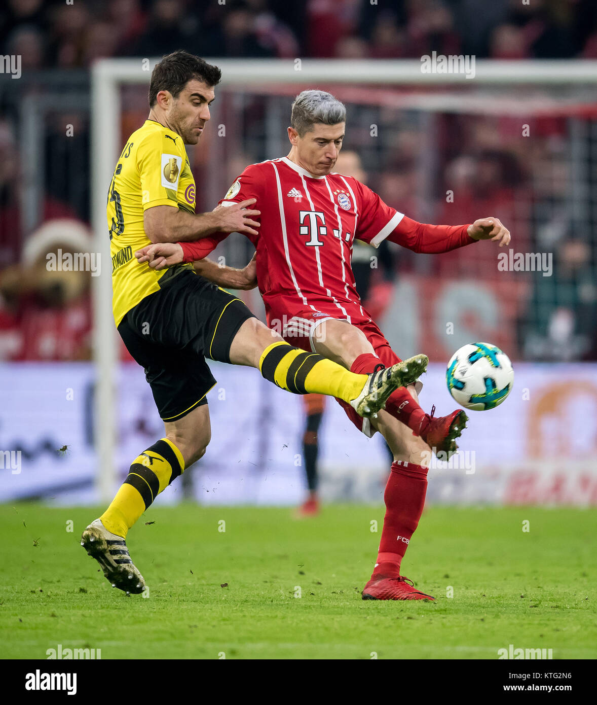 Munich, Germany. 20th Dec, 2017. Munich's Robert Lewandowski (red) and ...