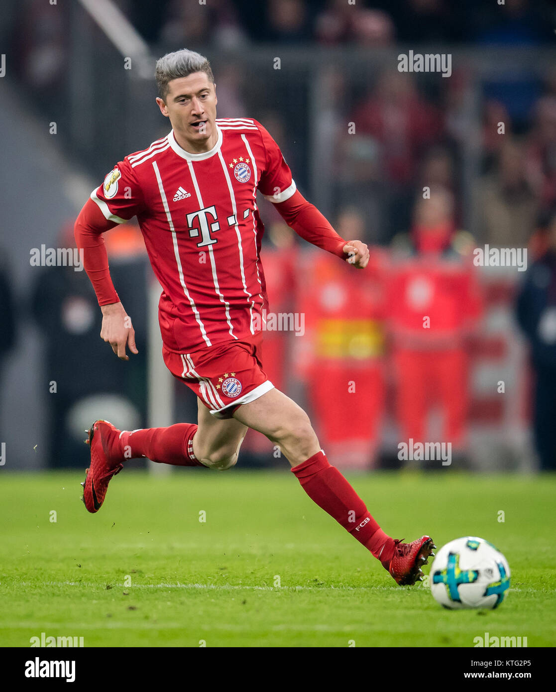 Munich, Germany. 20th Dec, 2017. Munich's Robert Lewandowski in action ...