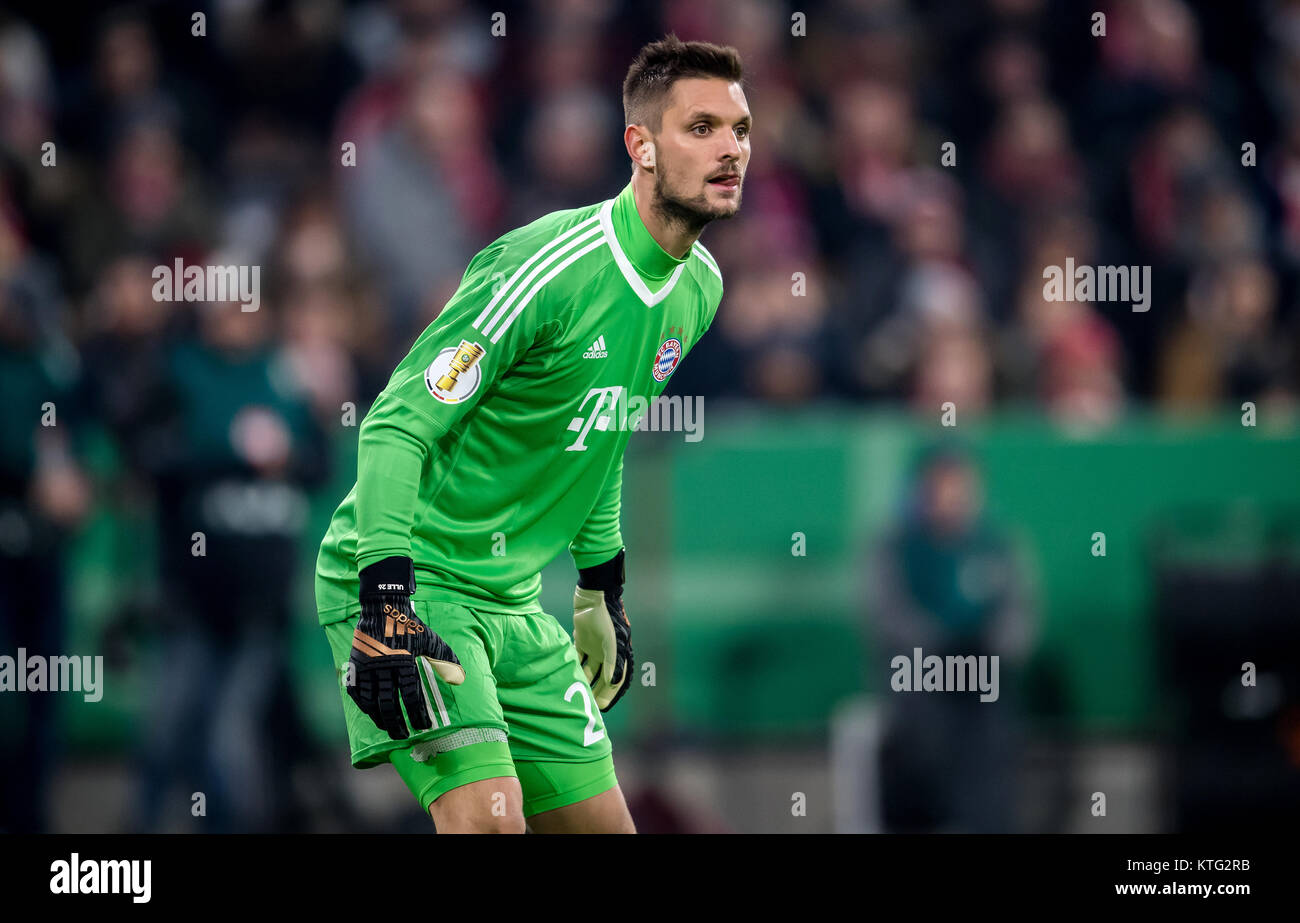 Munich, Germany. 20th Dec, 2017. Munich goalie Sven Ulreich pictured ...