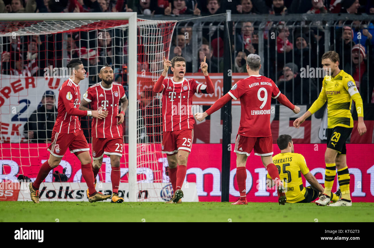 Munich, Germany. 20th Dec, 2017. Munich's Thomas Muellercelebrates ...