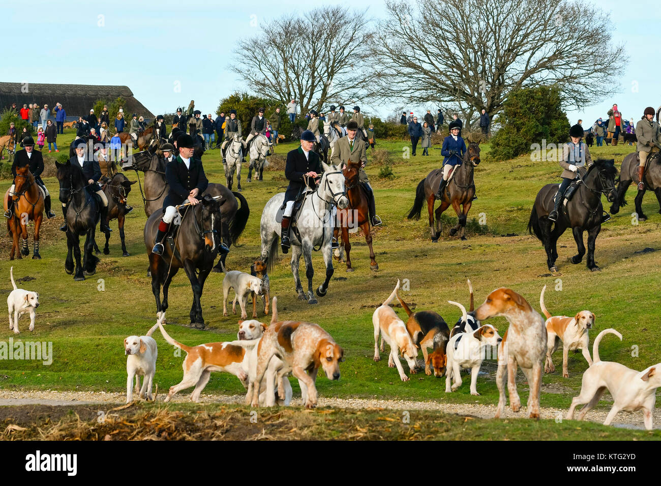 Lyndhurst, Hampshire, UK. 26th December 2017. New Forest Hunt meets up ...