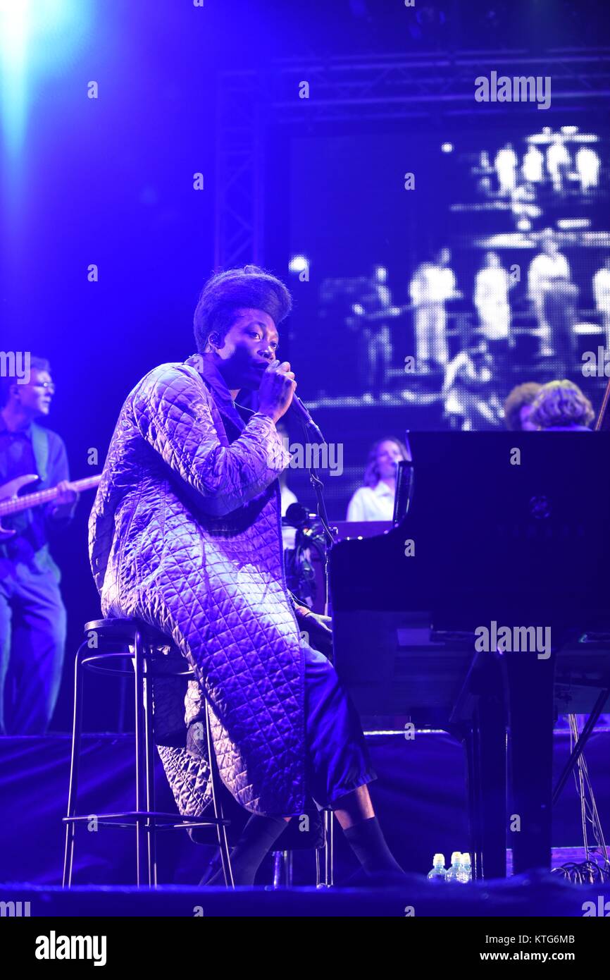 Benjamin clementine piano hi-res stock photography and images - Alamy