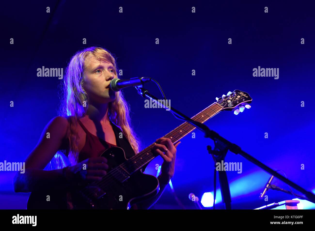 Alice phoebe lou guitar hi-res stock photography and images - Alamy