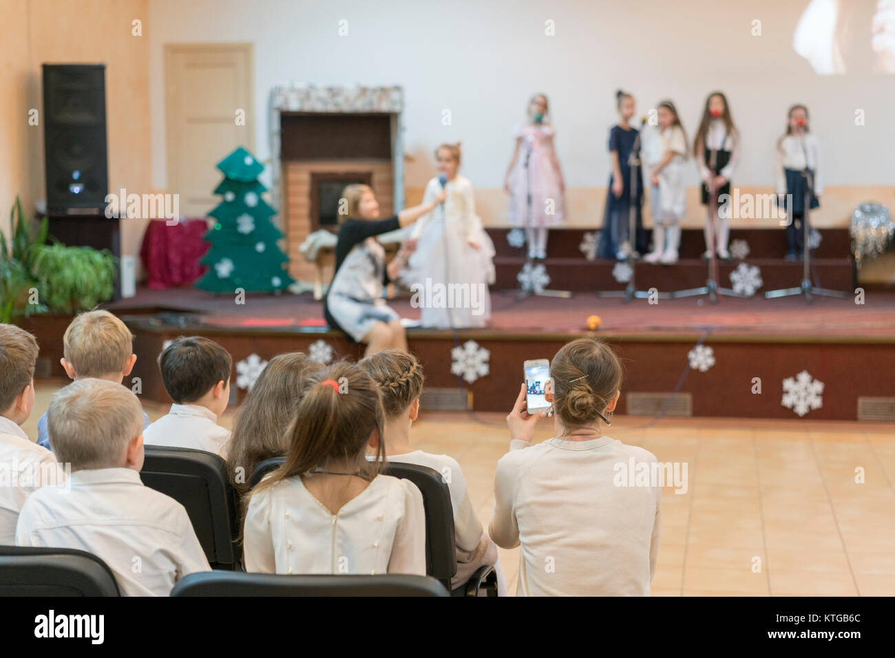 Little children perform on stage Stock Photo - Alamy