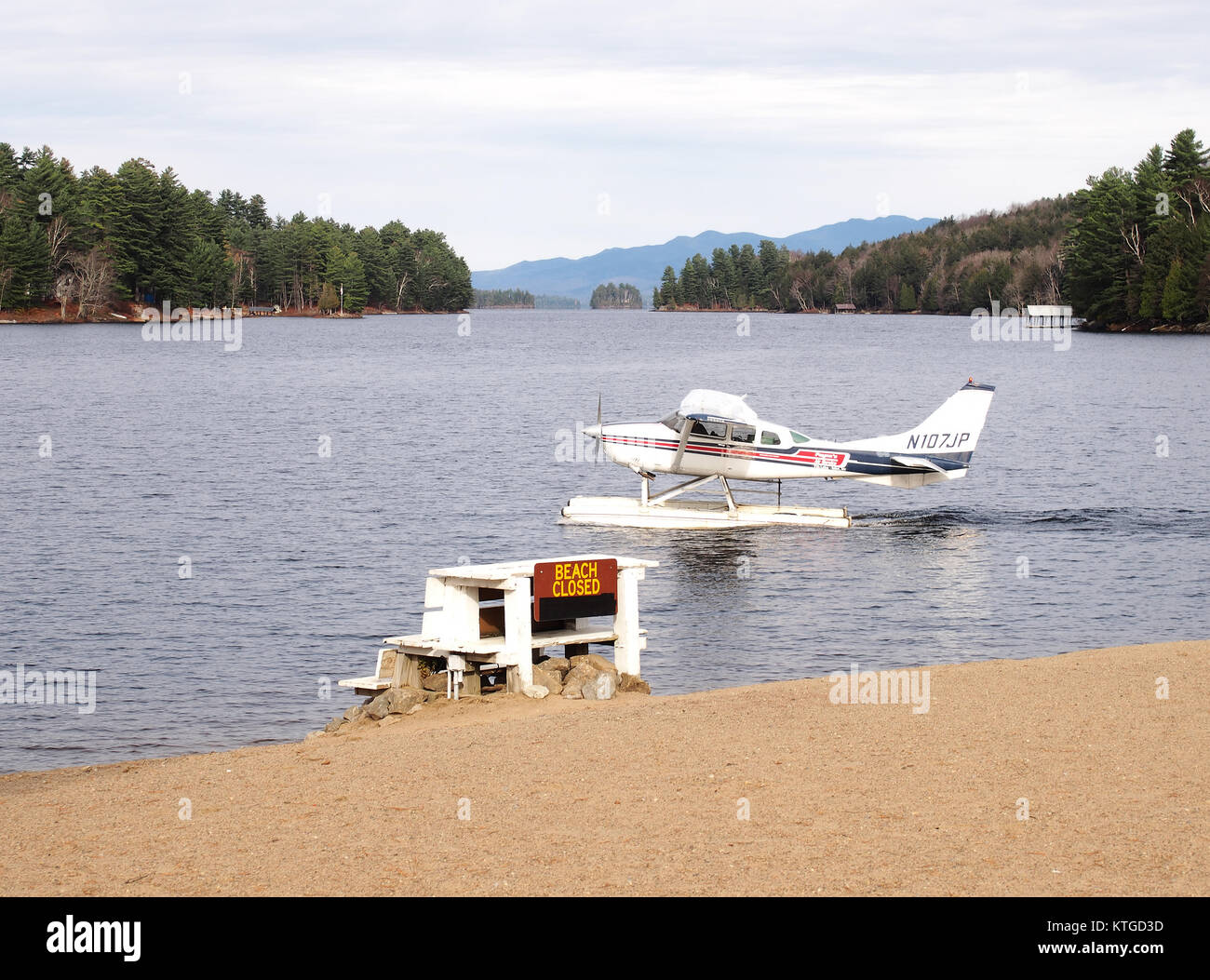 Lake adirondack sea plane hi-res stock photography and images - Alamy