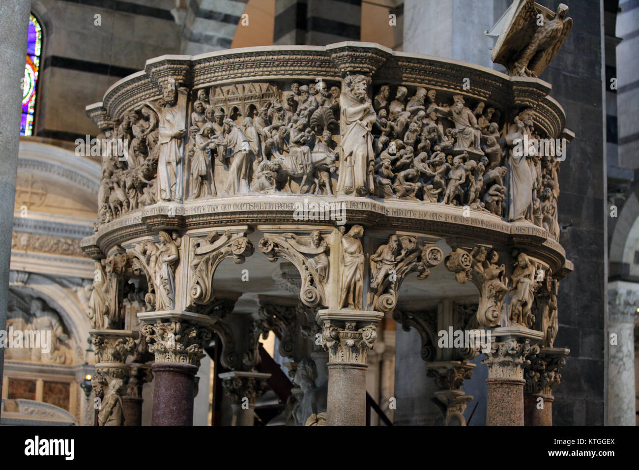 Pisa - Duomo interior. Pulpit by Giovanni Pisano Stock Photo - Alamy
