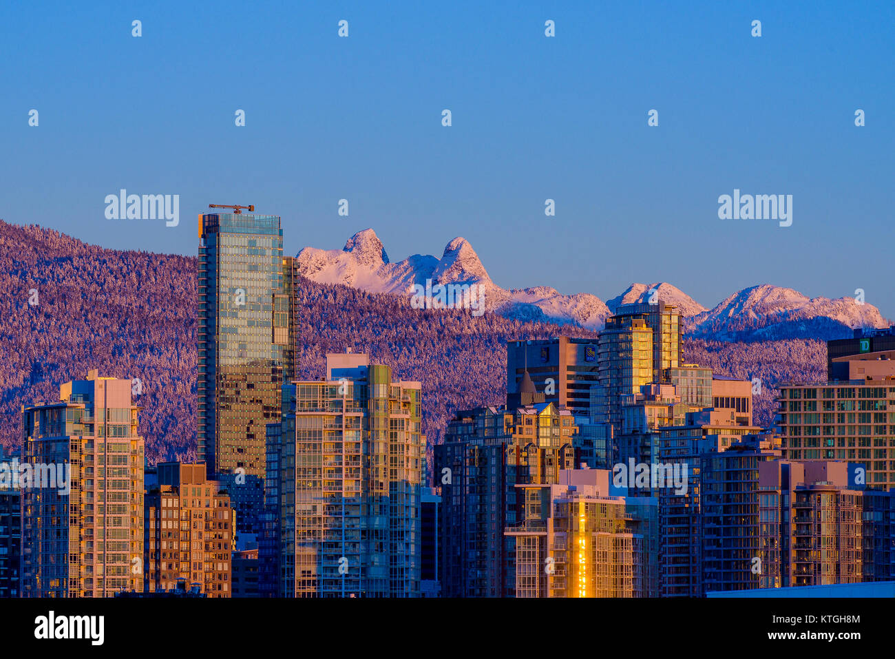 Vancouver skyline mountain hi-res stock photography and images - Alamy