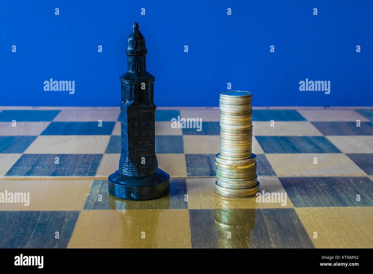 King queen chess coins hi-res stock photography and images - Alamy