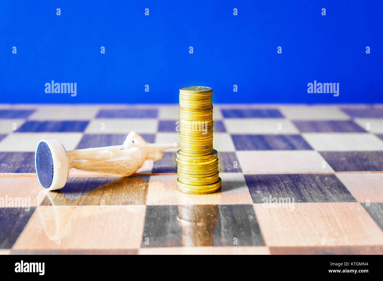 King queen chess coins hi-res stock photography and images - Alamy