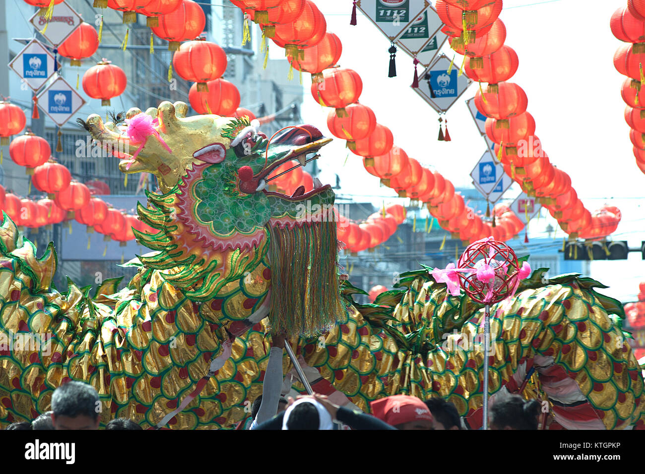 NAKHONSAWAN , THAILAND - JAN 31,2017 : Group Parade of Golden dragon ...