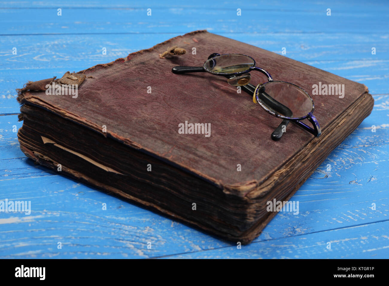 Closed bible hi-res stock photography and images - Alamy