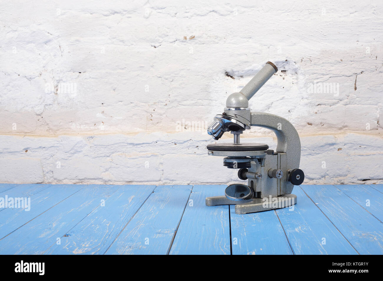 Focusing microscope hi-res stock photography and images - Alamy