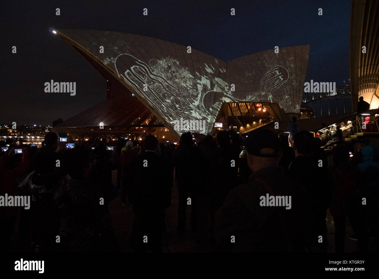 free light show outside of sydney opera house Stock Photo - Alamy