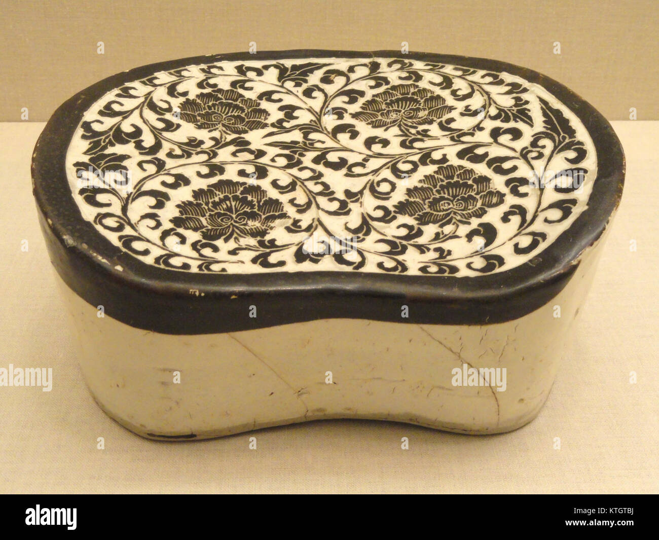 Stoneware guangdong or cochin ware hi-res stock photography and images ...