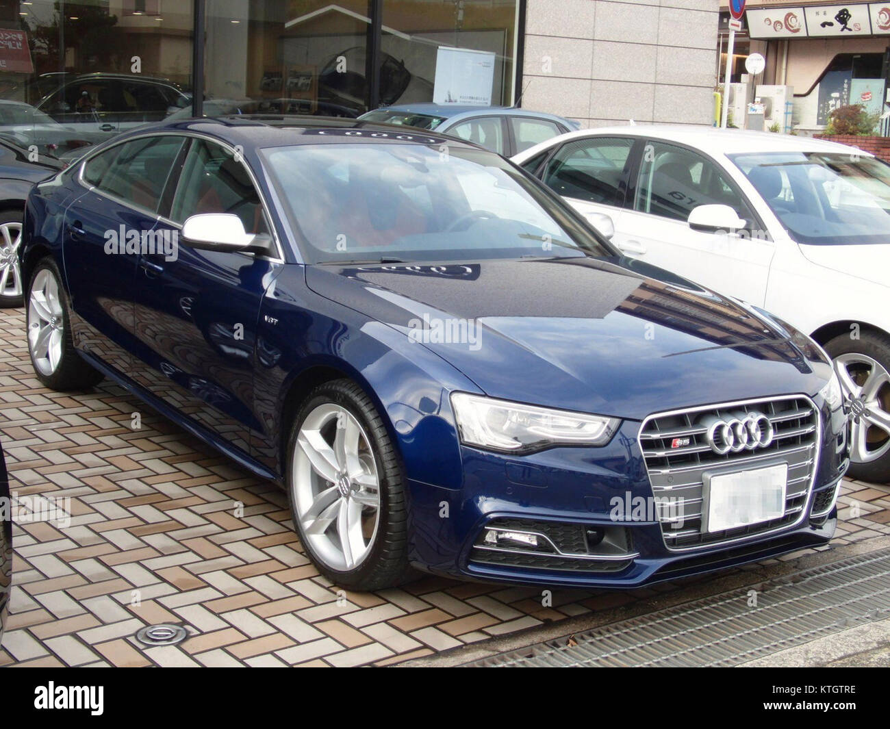 The Audi S5 Sportback features a sleek and sporty front design ...