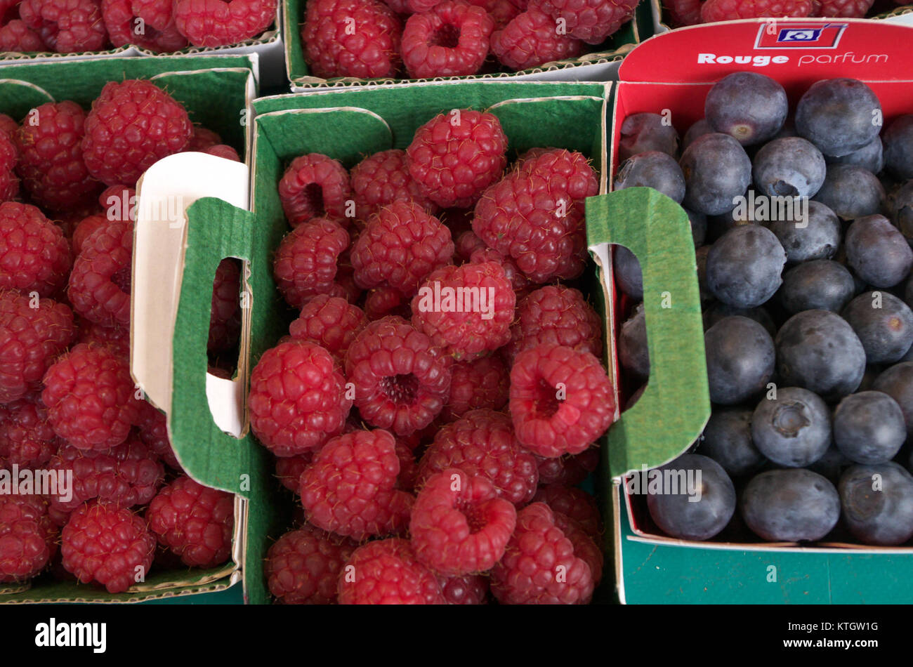Barquettes de framboises et de myrtilles is a French dessert made from ...