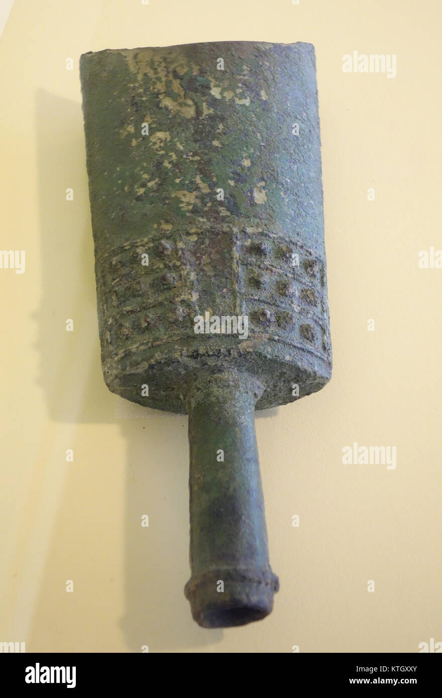 Zhou dynasty 1000 bc bronze museum hi-res stock photography and images ...