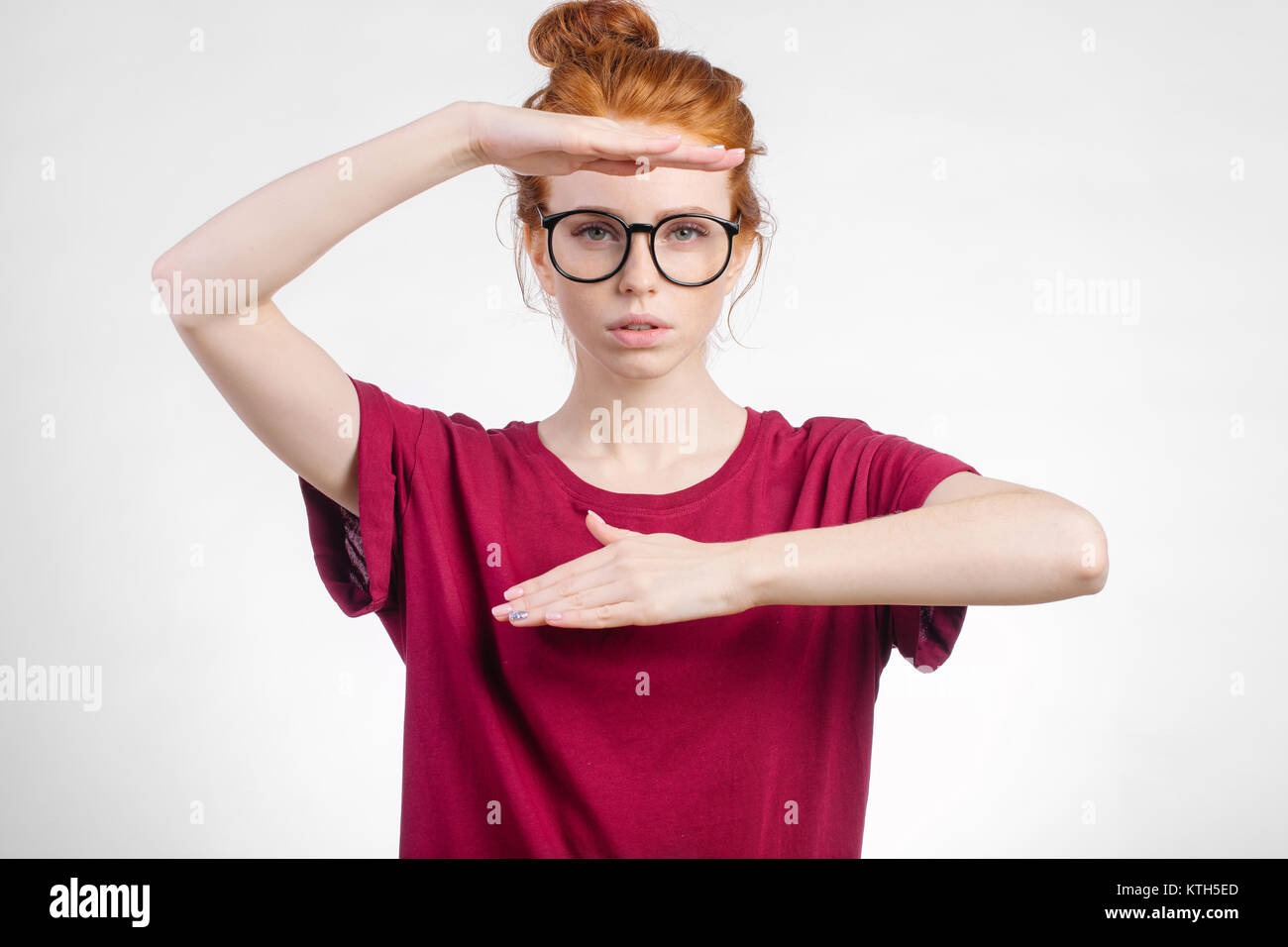 serious woman making frame with hands on up and down Stock Photo - Alamy