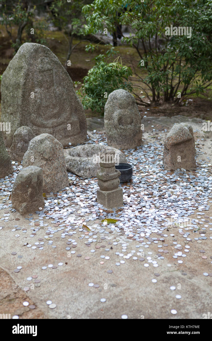 Stone idols hi-res stock photography and images - Alamy