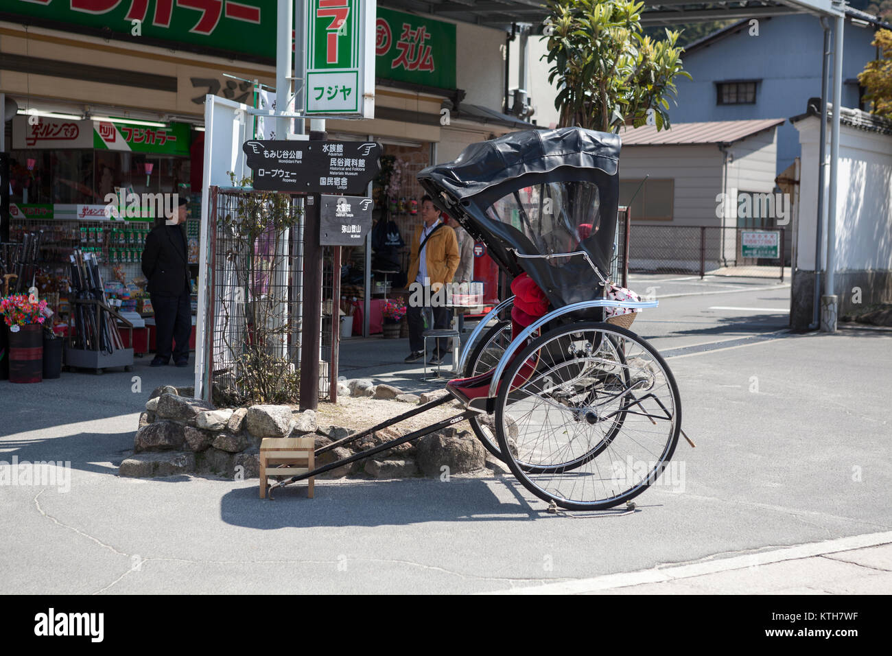 Vintage rickshaw cart hi-res stock photography and images - Alamy
