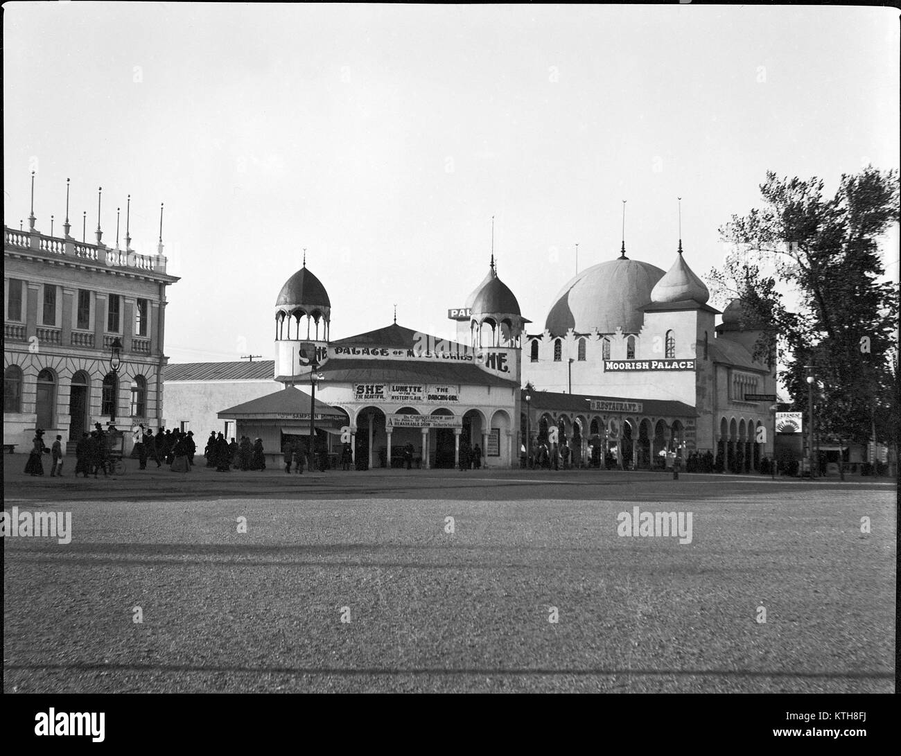 Crowd of fair-goers at the Trans-Mississippi and International ...