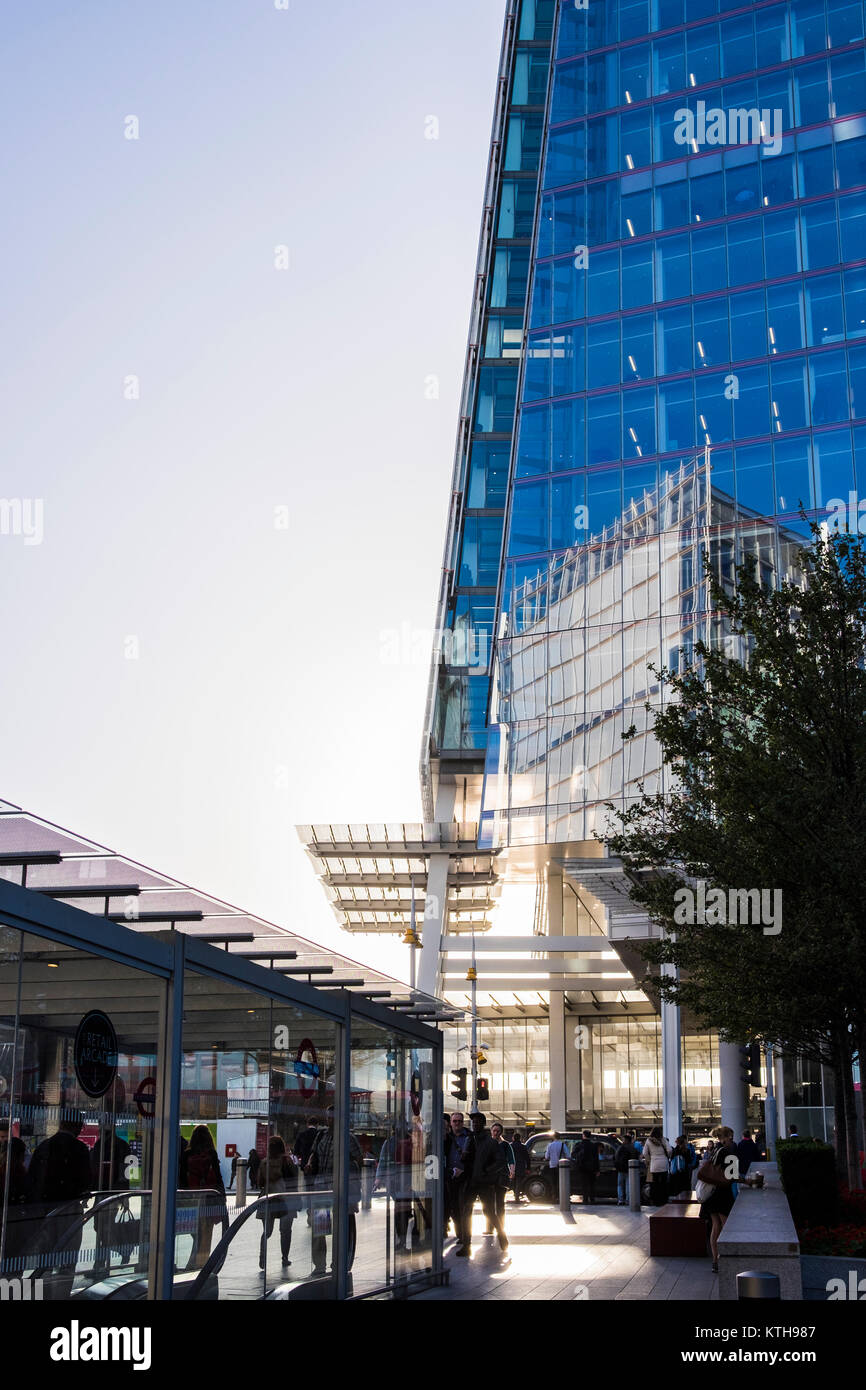 The shard place london bridge quarter hi-res stock photography and ...