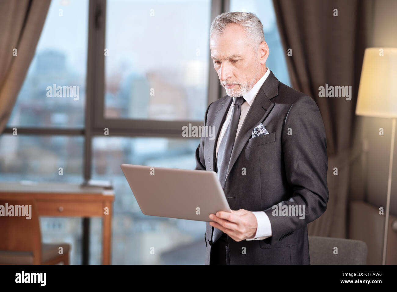 Man gazing hi-res stock photography and images - Alamy