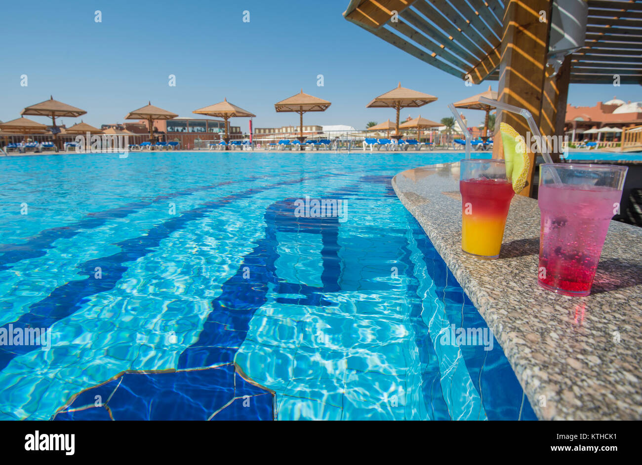Two cocktail drinks by a tropical resort swimming pool Stock Photo - Alamy